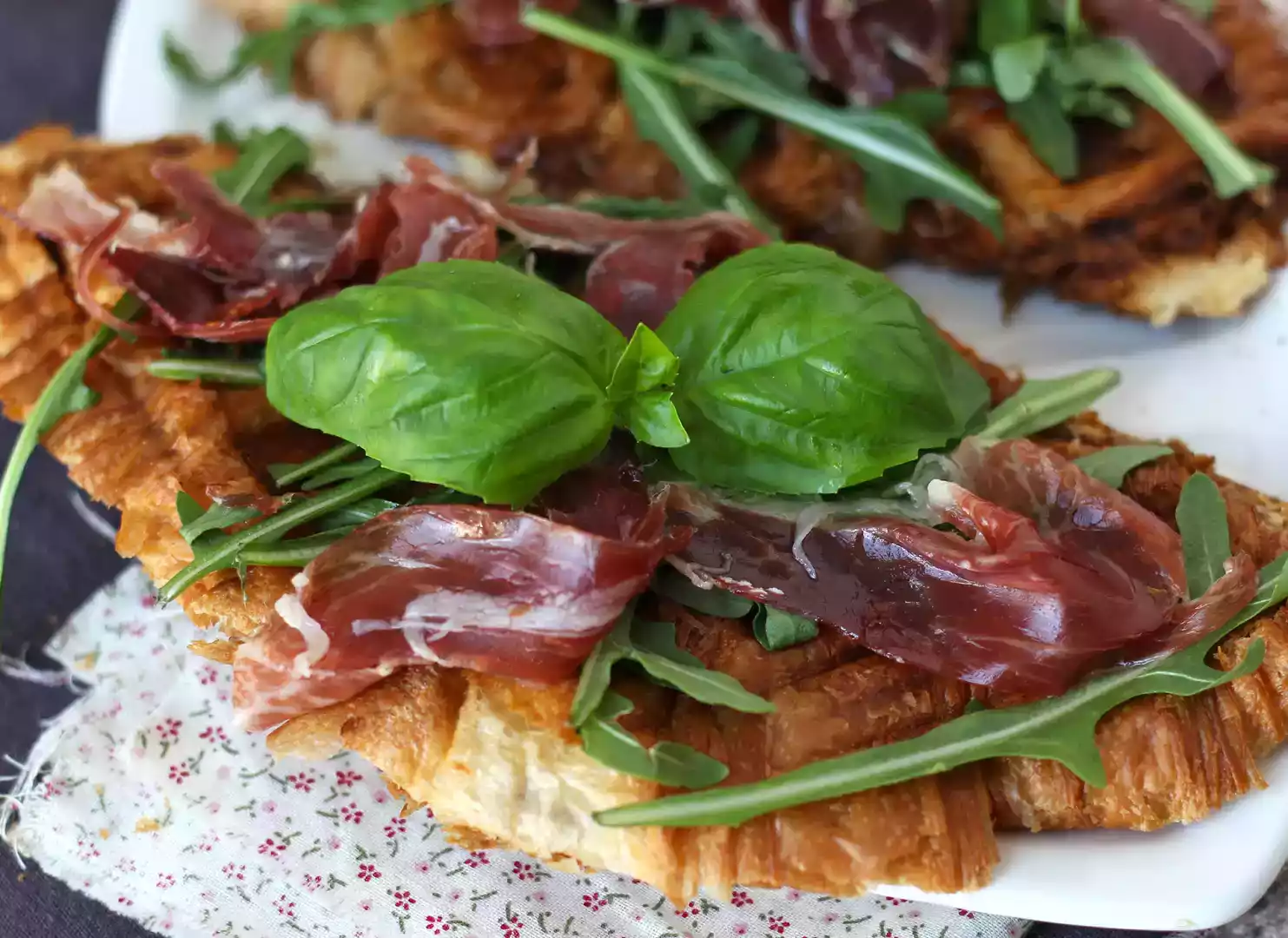 Croffle recept met vijgenjam, geitenkaas en iberische ham