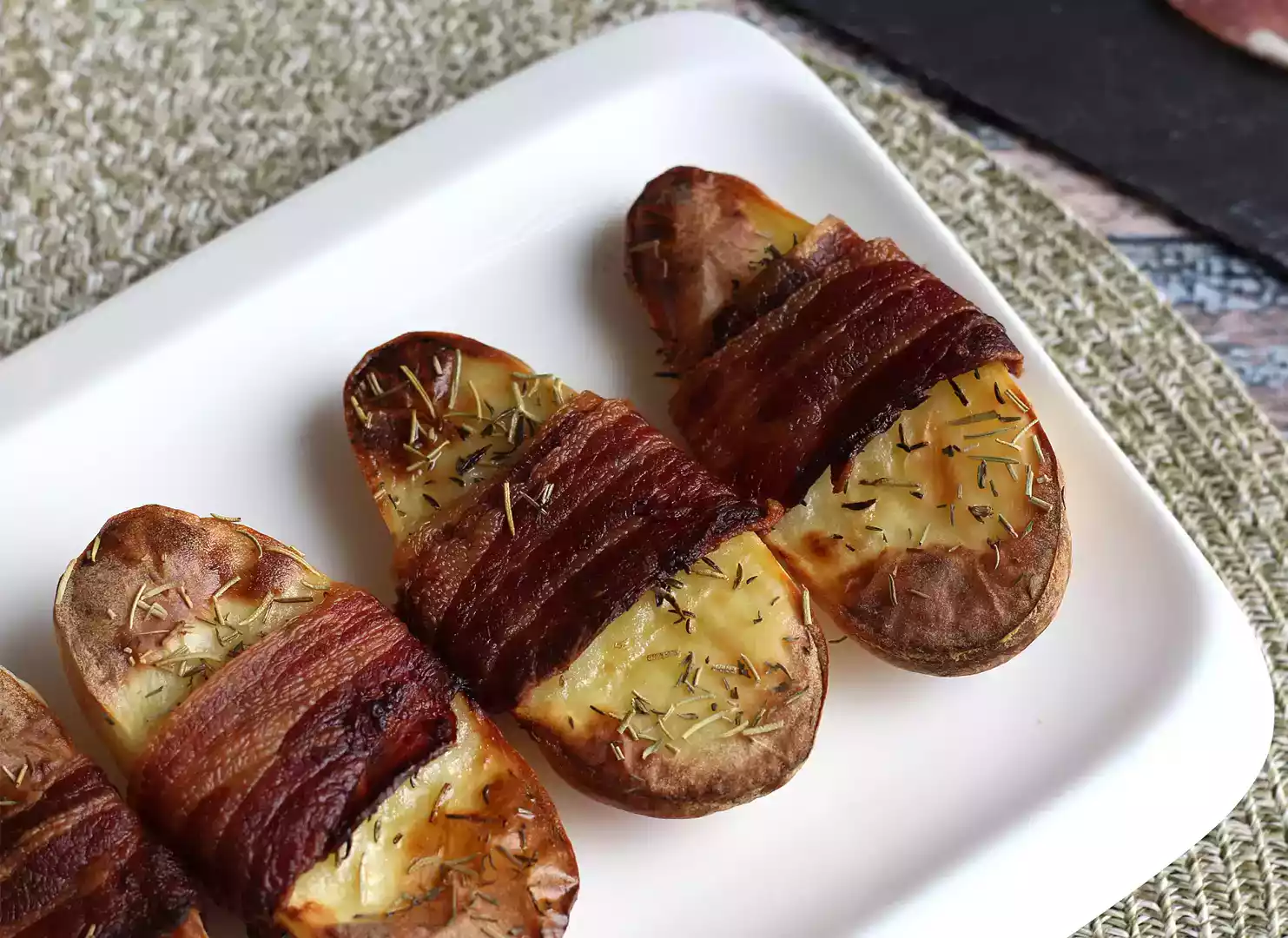 Recept voor gebakken aardappelen omwikkeld met gerookt spek