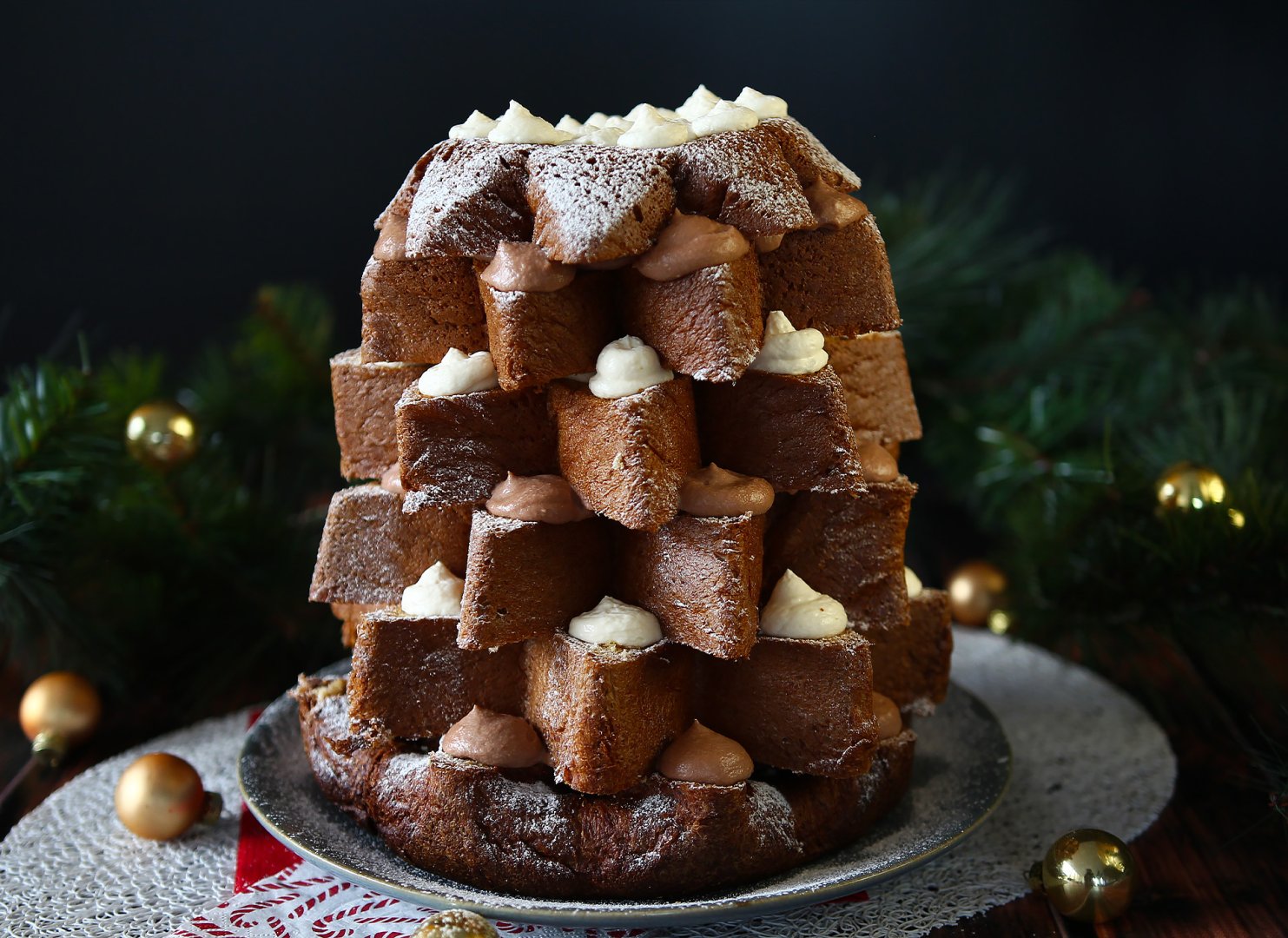 Pandoro brioche gevuld met nutella crème en vanillecrème in de vorm van ...
