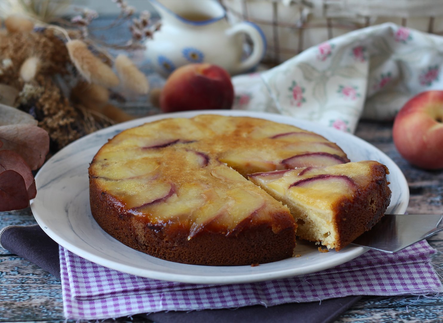 Perzik upside-down cake recept, vochtig en gekarameliseerd