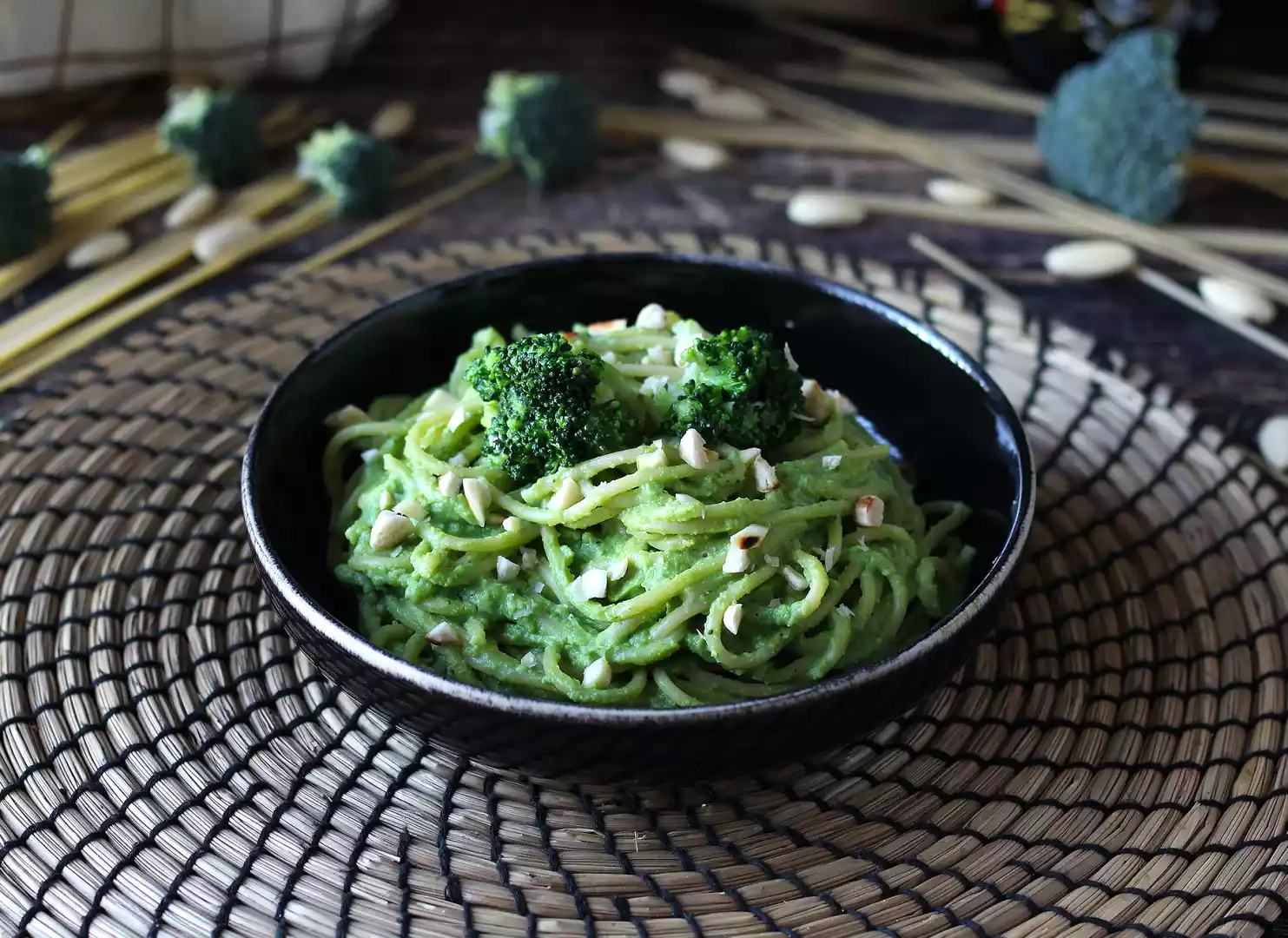 Romige pasta met broccoli en amandelen: eenvoudig recept