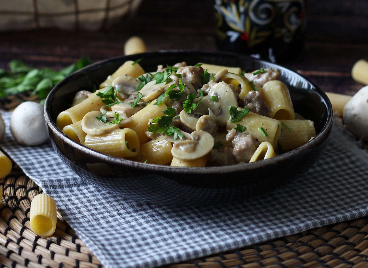 Romige pasta met champignons en worst recept
