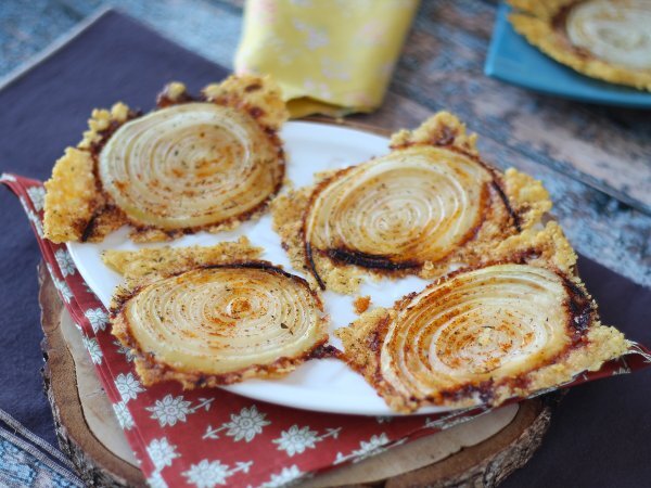 Recept voor zelfgemaakte krokante uien- en parmezaanchips