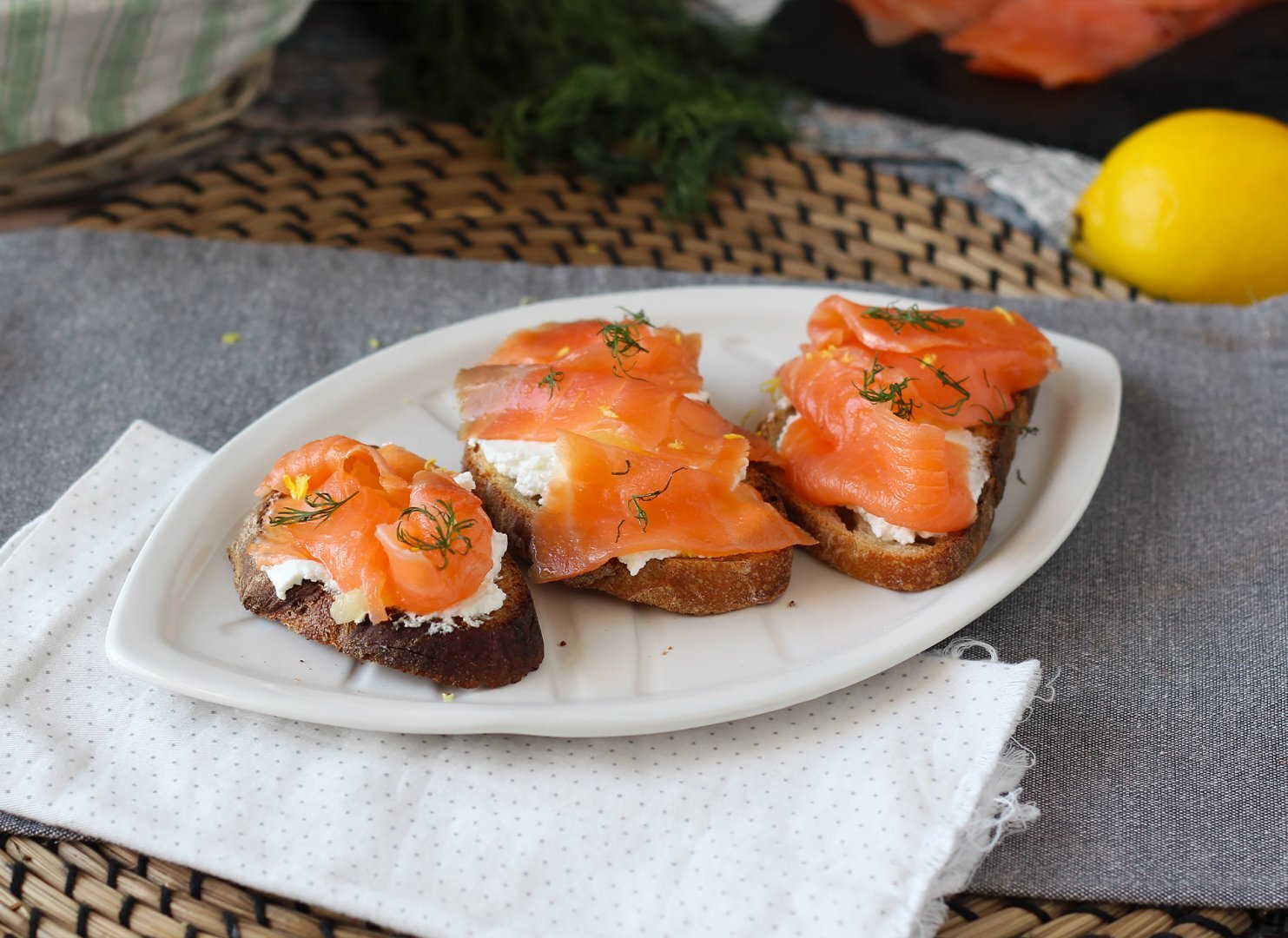 Recept voor verse geitenkaas en gerookte zalm op toast