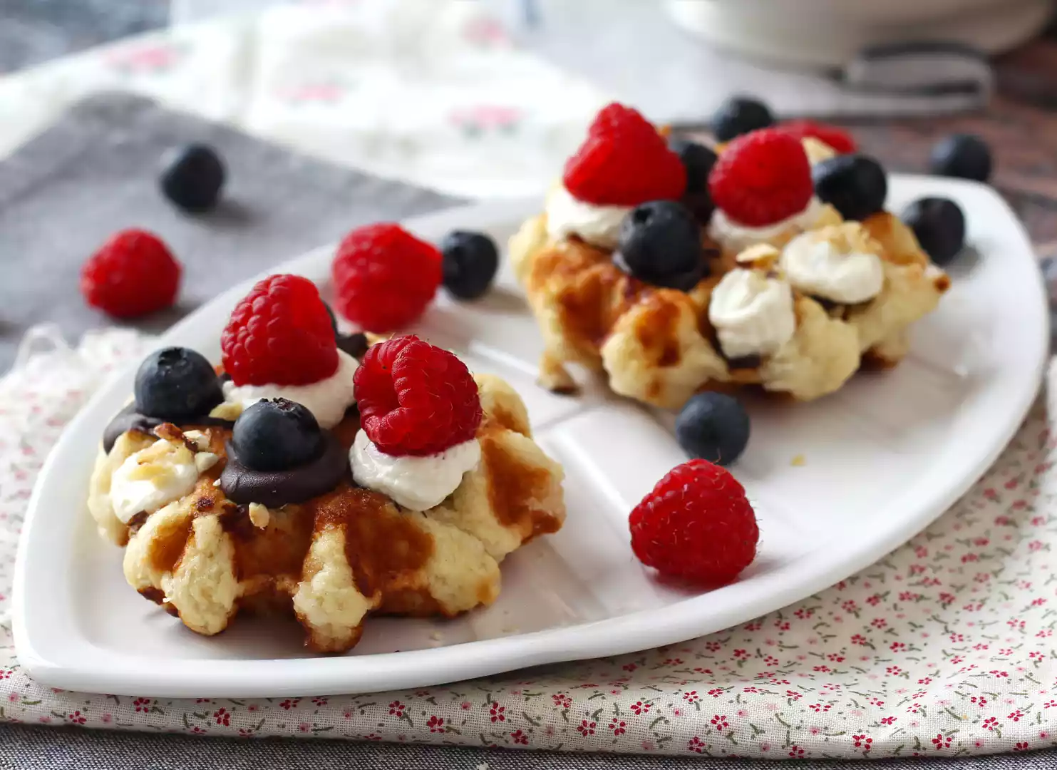 Recept voor wafels met fruit, chocolade en slagroom