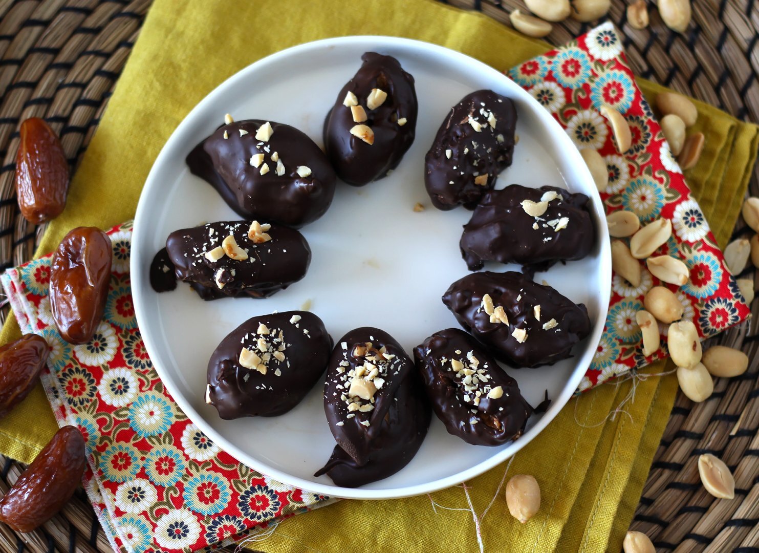 Zelfgemaakte snickers recept: dadels, pinda's en chocolade