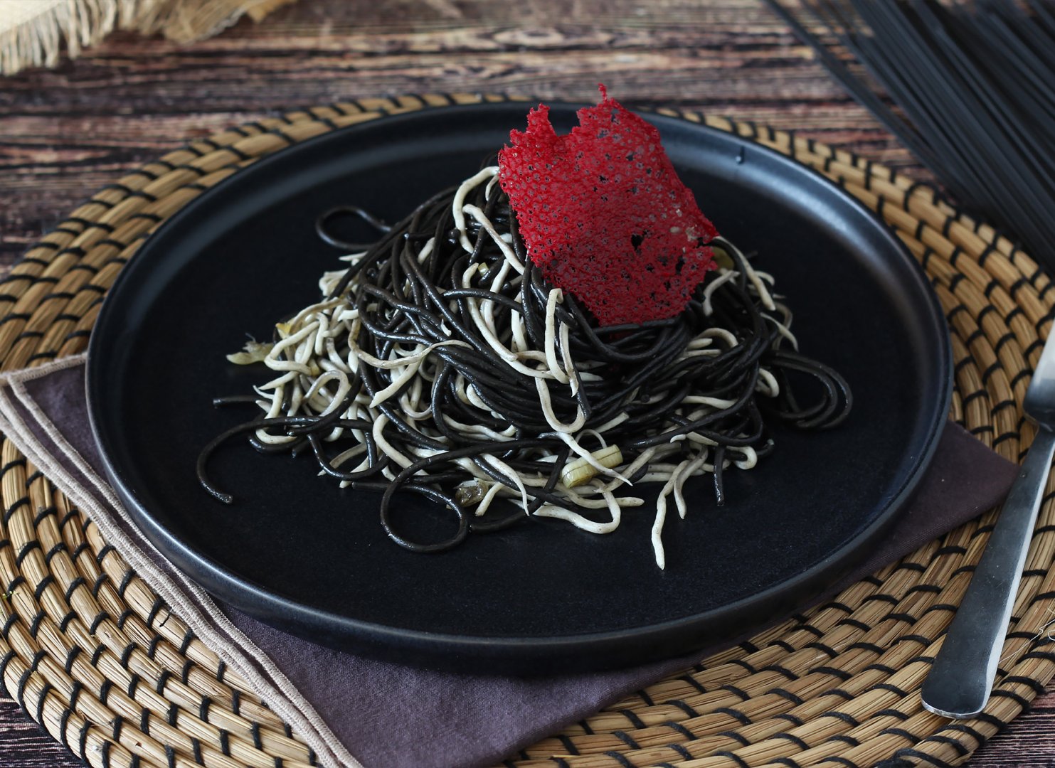 Zwarte spaghetti met knoflook en gulas recept